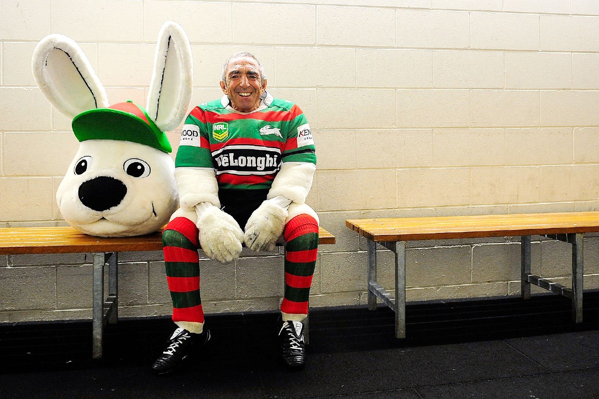 Reggie goes down as fans cross line | cars4starters