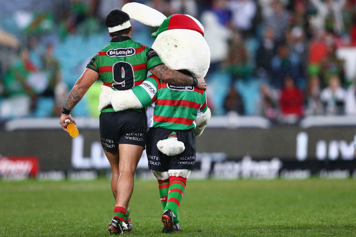 Reggie goes down as fans cross line | cars4starters