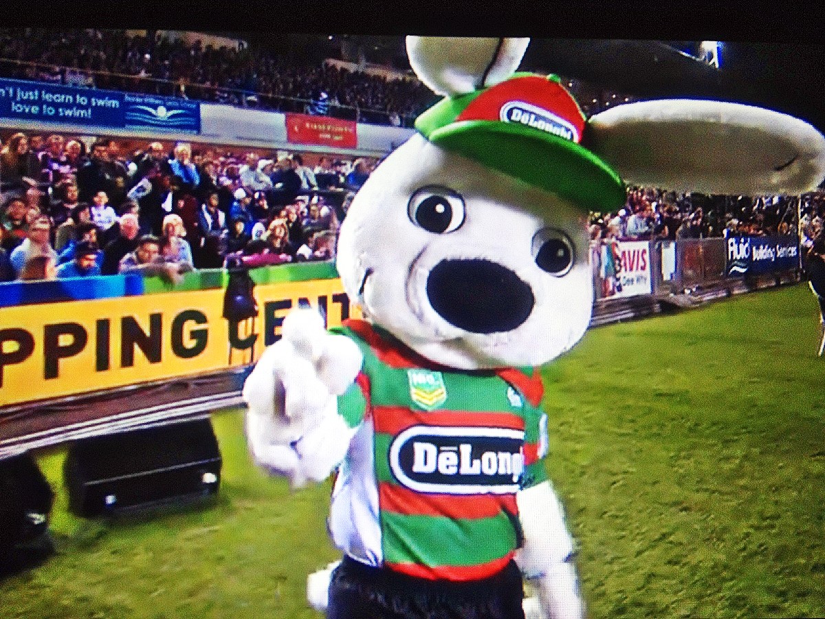 Reggie goes down as fans cross line | cars4starters