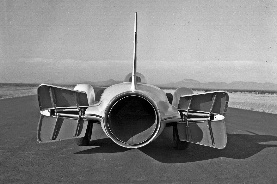 Futuristic Firebird a jet fighter on wheels | cars4starters