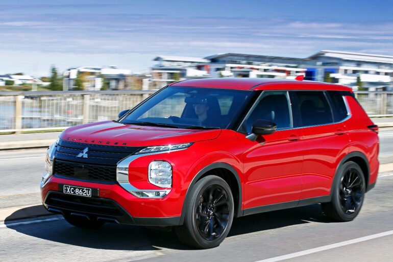 Outlander Black Edition: Did we mention it’s black? | cars4starters