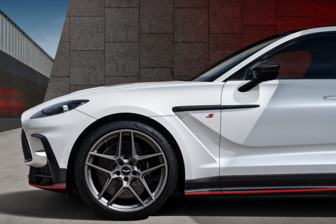 Aston Martin DBX S ready to rumble | cars4starters